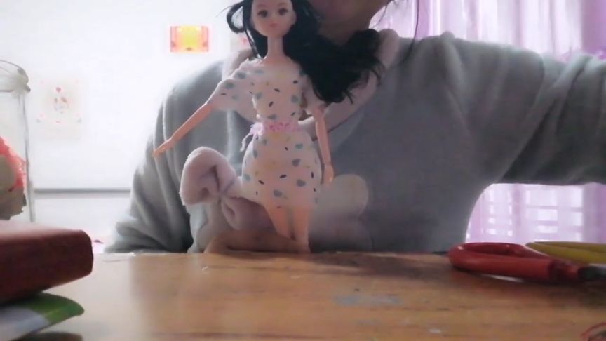 给芭比娃娃做衣服啦,大家觉得怎么样?