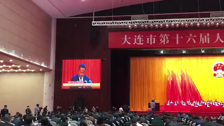 #大连两会进行时# 代市长陈绍旺代表市政府向大会作政府工作报告