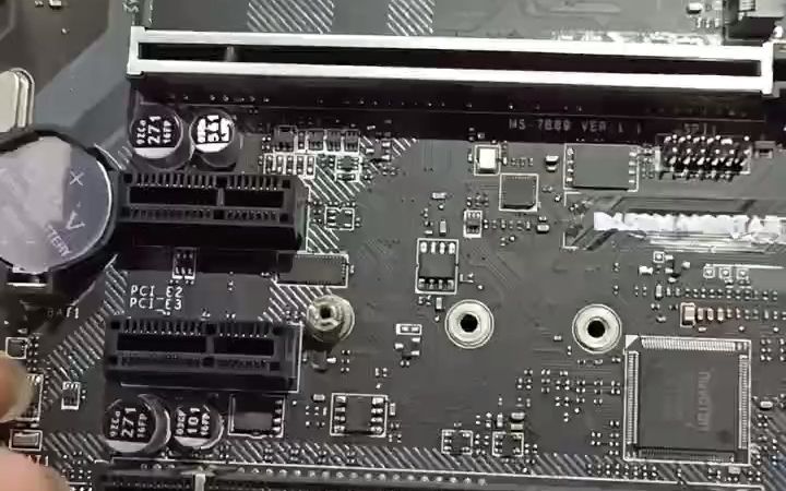 主板电池放电操作视频