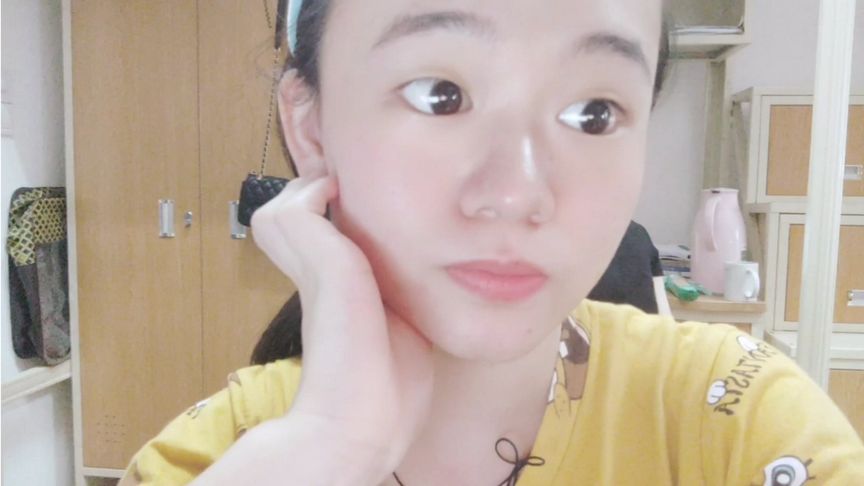 开学第一天(座位隔开坐,宿舍定时喷消毒水,居学校隔离)