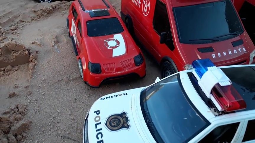 追逐玩具汽车的警察车-儿童玩具视频