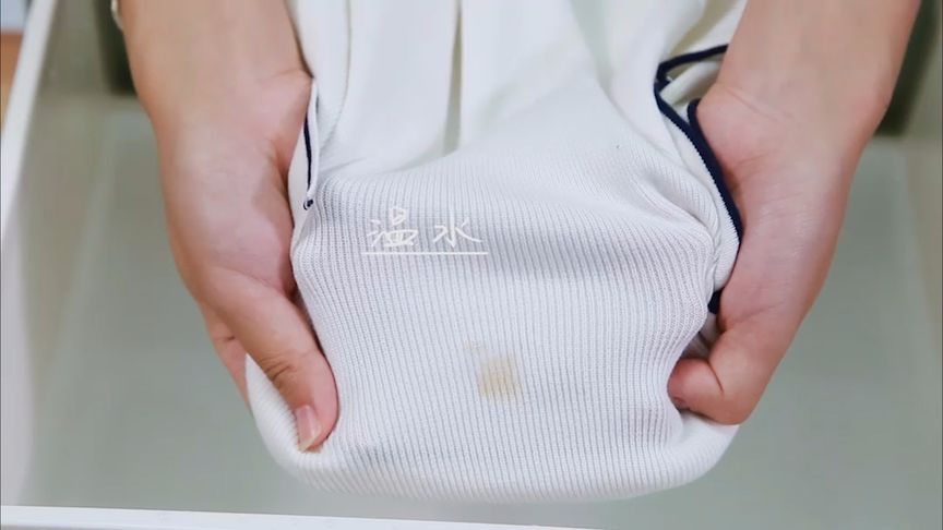 白衣服沾上油渍?洗衣服前抹点这个,再顽固油渍都能清洗干净!