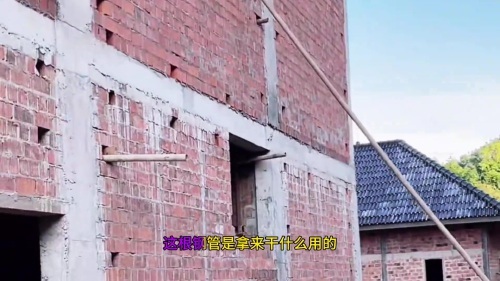 平台梁的端头无法支模,用钢筋把模板顶住,不然无法浇筑混凝土