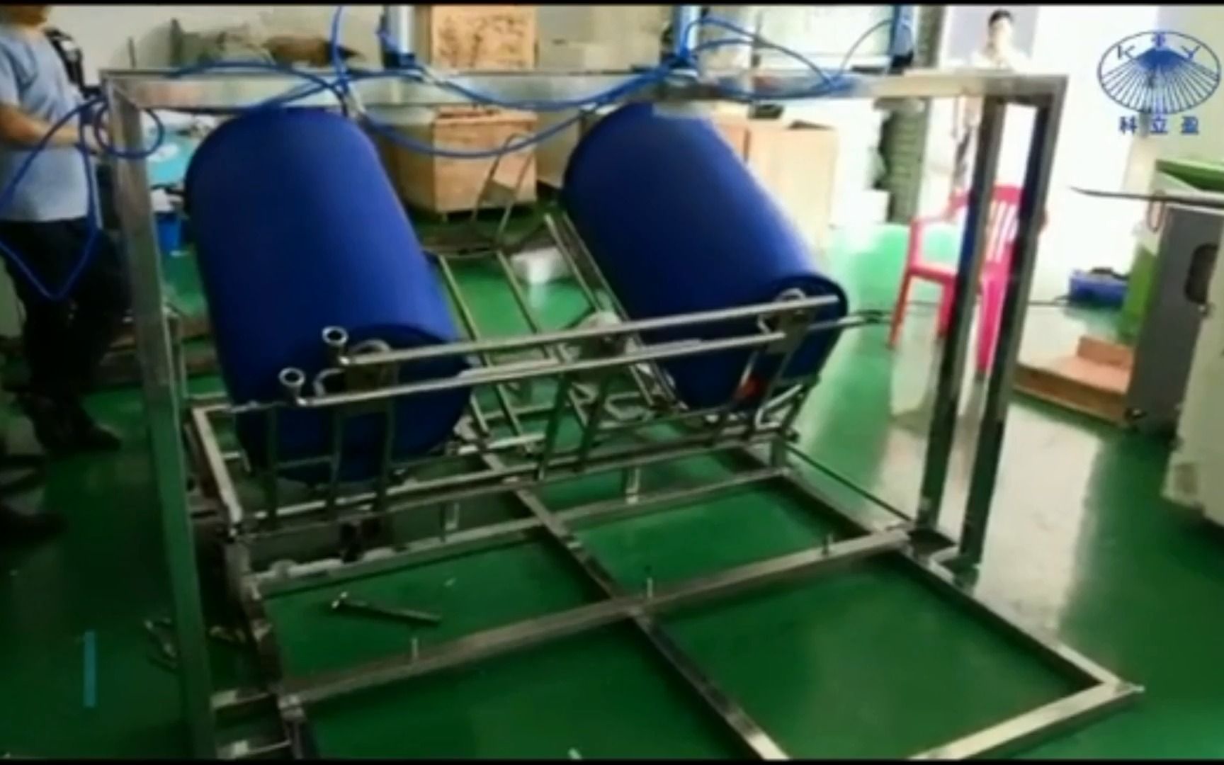 200L废弃塑料桶自动清洗设备测试验收中-科立盈