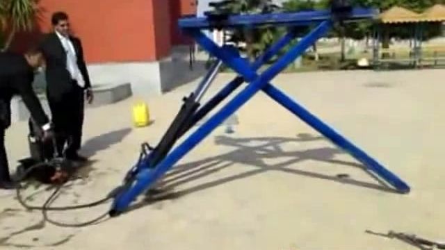 国外牛人用两个液压缸,造出来一个汽车举升机