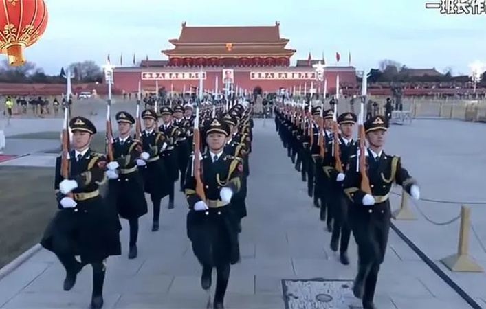 央视拍摄:北京天安门广场新年第一次升国旗仪式,威武震撼