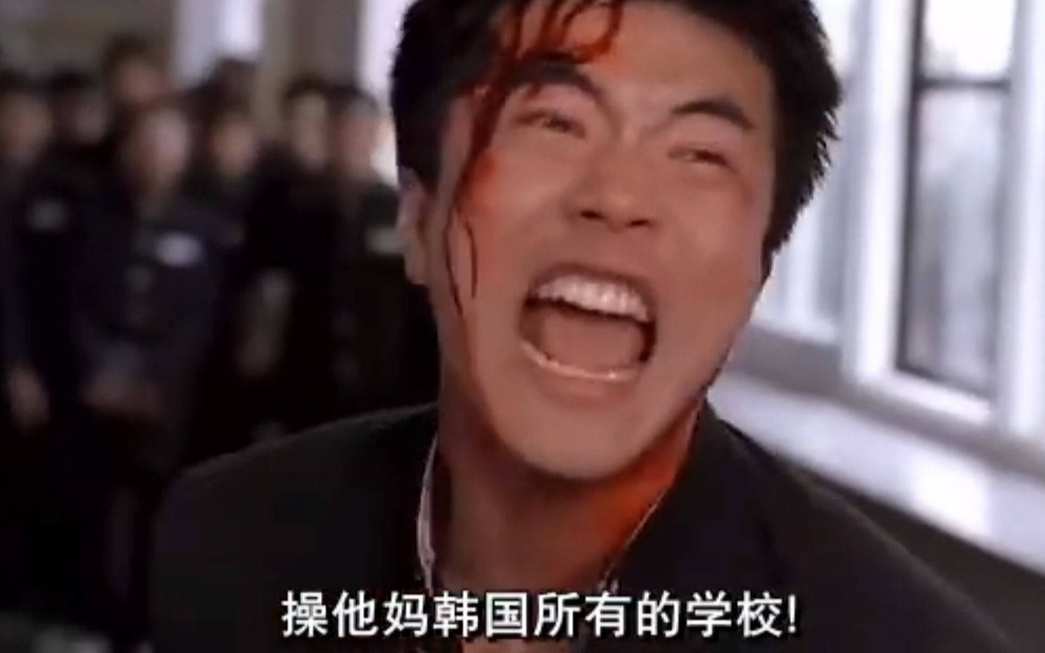 模范生转校被不良学生欺负,从此每天放学后就锻炼身体,之后以1敌6...