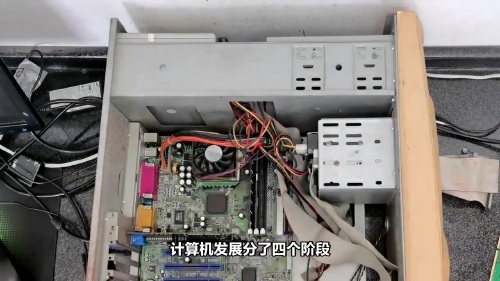 高级语言最早出现在计算机发展的第几阶段