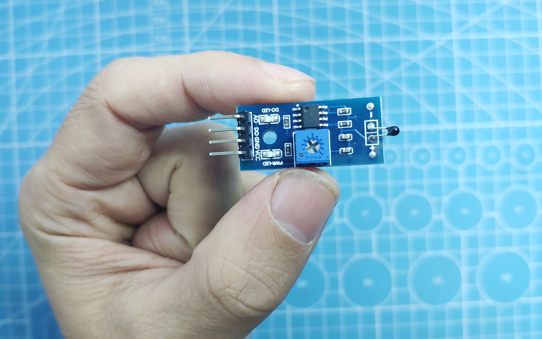 使用热敏传感器,检测环境温度,制作温控开关