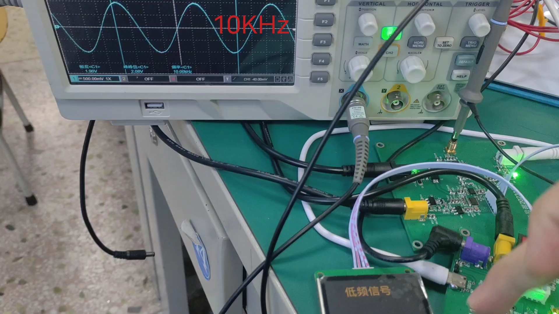 低频信号发生器输出范围0～10MHz,误差不大于1Hz