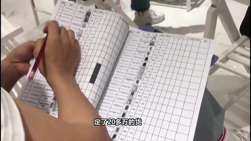 这家合作多年的设计师服装品牌,撑起了封封实体店60%的销量