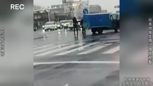 电动三轮车马路中间失控,一个劲转圈停不下来