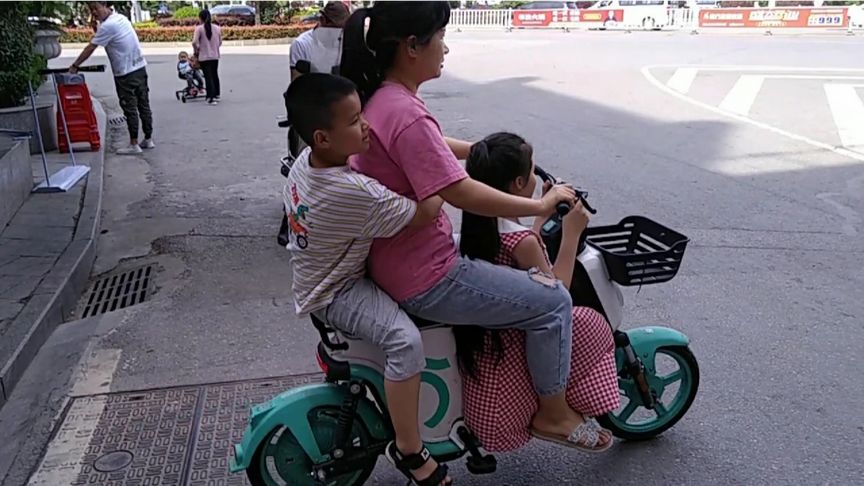共享电动自行车的乱象,给交通安全带来极大的隐患