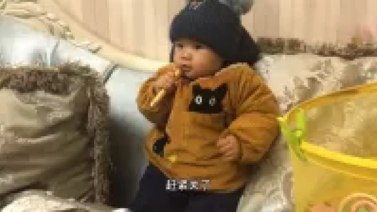 真是个好奇宝宝,拿着妈妈的震动棒磨牙,真怕把牙齿振掉了