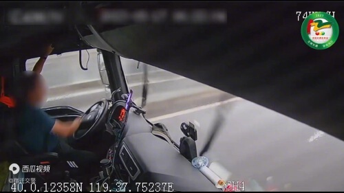 雨天操作不当还不系安全带,车主记录仪记录事故瞬间!