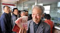年底前退休“中人”重新计发养老金,用2个办法对比后能补发多少