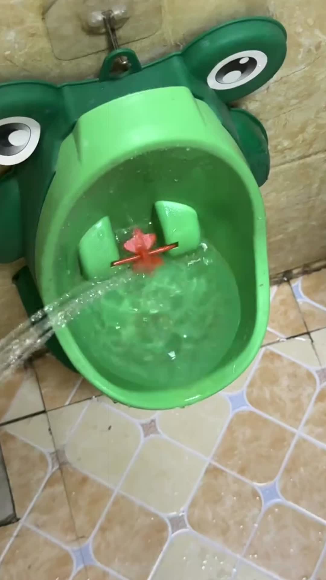 ...还可以当个小便池,适合各个阶段宝宝使用,培养宝宝自主如厕意识~