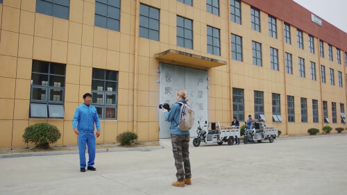 八月 :老外拍摄工厂宣传片,谁料遇到产检不合格 ,这下出糗了!