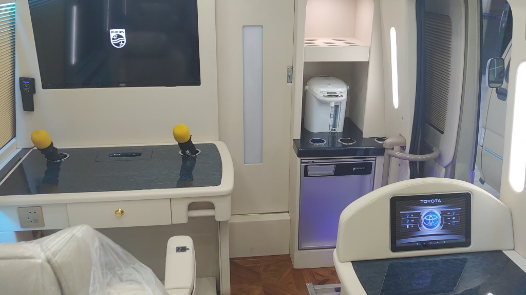 丰田考斯特柯斯达宇通T7改装冰箱烧水壶,酒柜电视,移动办公桌板。