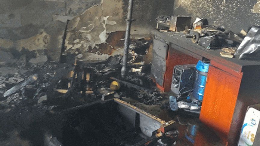 插座起火没断电,10岁男孩想用水浇灭反致火花四溅,家被烧没了