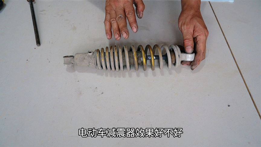 电动车后减震器里面有什么？拆开带你一看究竟，原来就这么简单