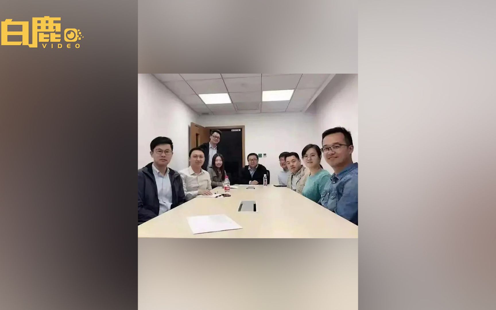 压迫感满满!考研生用教师和善微笑图做壁纸练复试