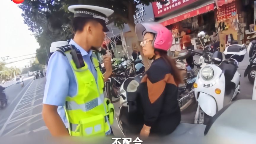 实拍!赣州一女子遇查车一口咬向交警…