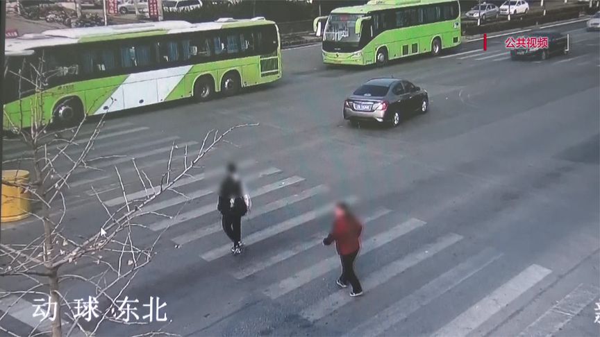 行人路口闯红灯,被超速行驶小客车撞飞!民警:双方同等责任