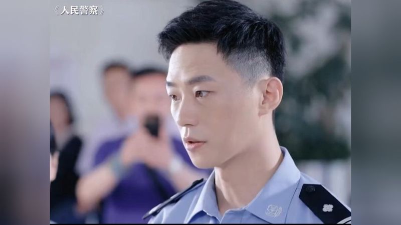 女人仗着有个权势滔天的丈夫,竟敢在公共场合打警察