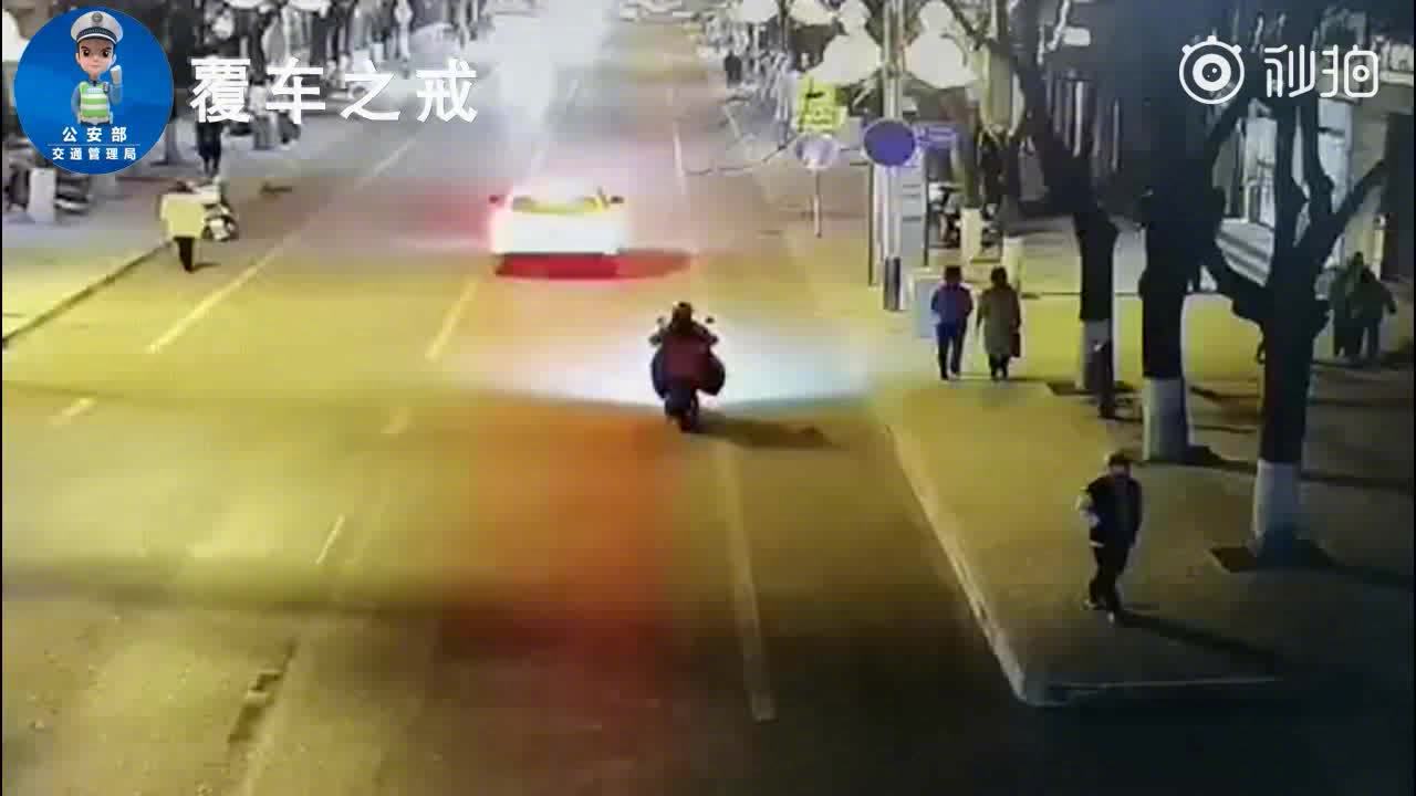 ...结果后面送外卖的电动车驾驶人避让不及撞上车辆。#交警提醒#:驾车...