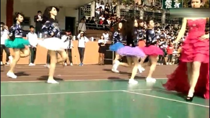 学校运动会开幕式,舞蹈表演都是青春可爱的学妹,网友表示想转学