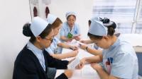 物理治疗室护士长带领护士进行科室内业务学习 医疗质量与安全手册