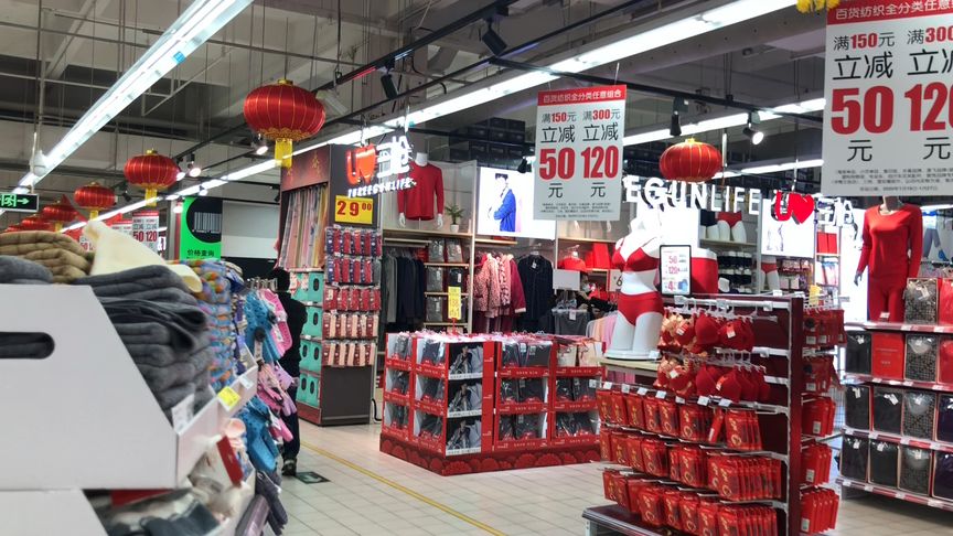 上海家乐福人数寥寥无几,过年商家太惨淡