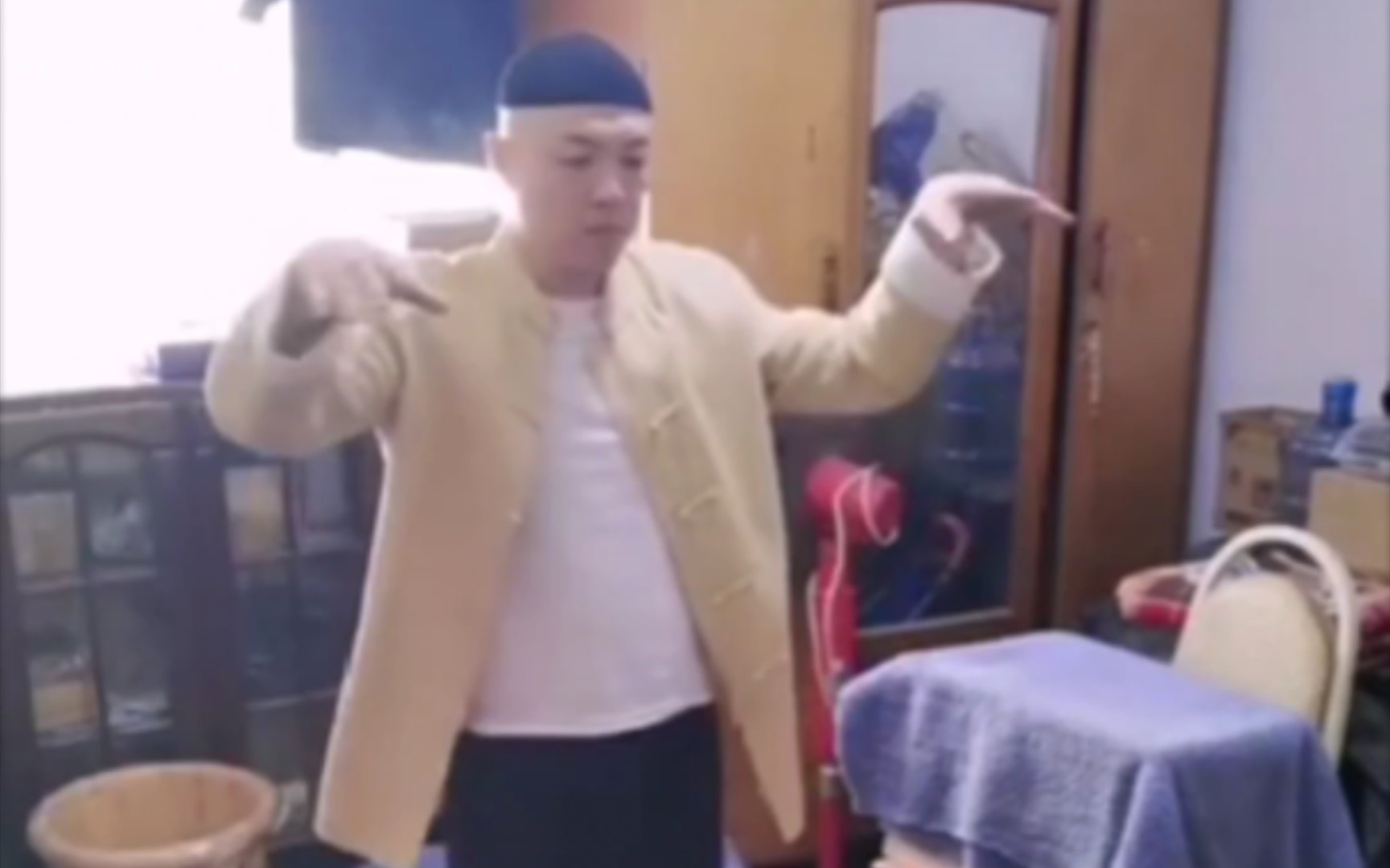 老北京太不容易了,快过年了低保却还末到账,牛公公只能每日五禽戏...