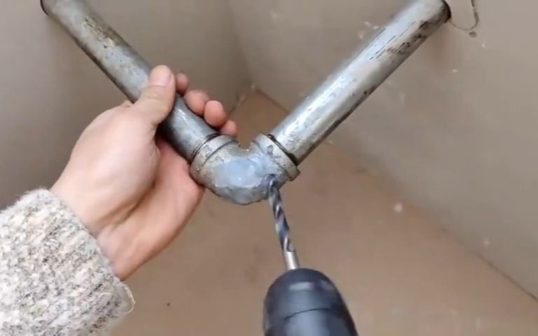 镀锌铁管弯头破裂穿孔,电焊太麻烦了,教你一招,用胶水轻松粘住
