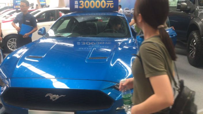 野马汽车又出新款了,在展厅购车还能优惠几万,很像跑车