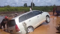 在泥泞的道路上的汽车, 救起来都要进修理厂