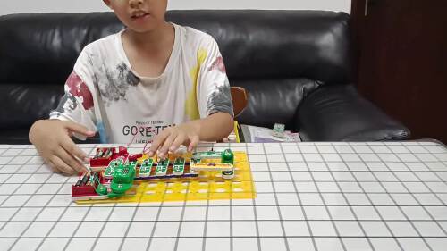 电学小子揭秘:电容器如何玩充放电?