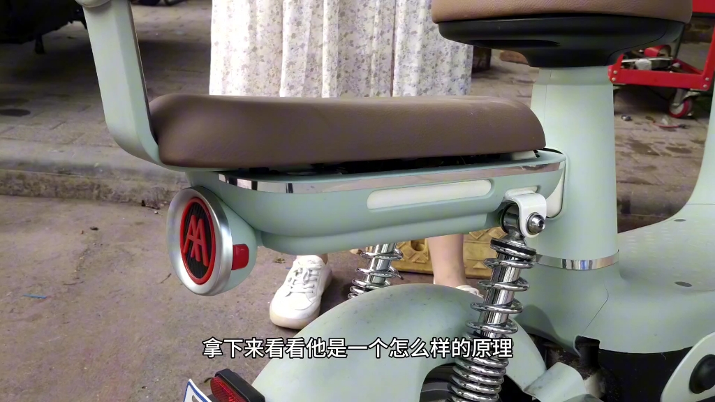 爱玛电动车,小熊款的后座垫拆卸方法。