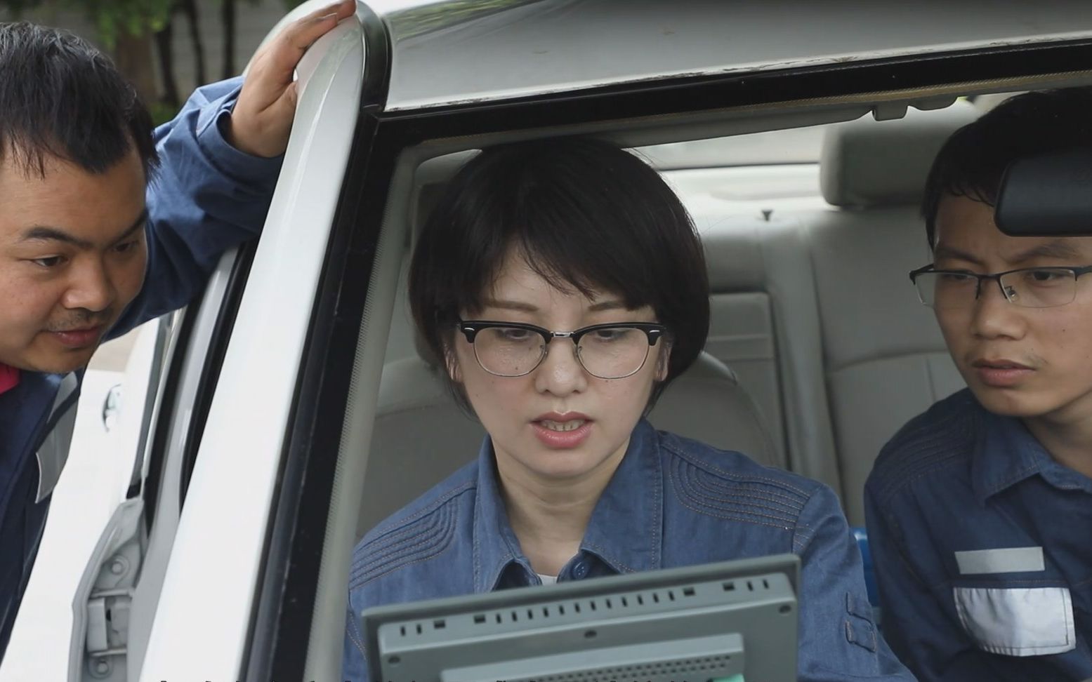 电动汽车一边跑路一边充电,广西这位美女博士了不起!