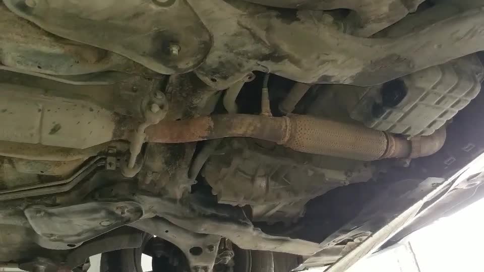 后氧传感器比较难拆卸,两位师傅难以把它拆下!