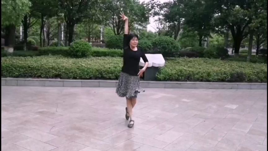 单人广场舞拉丁伦巴舞表演