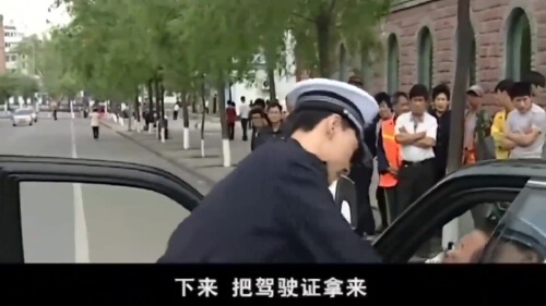 警察动手打老人,没想到老人背后是层层隐秘的重磅身份!