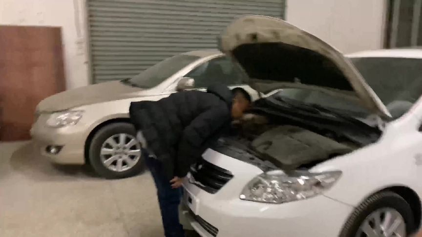 深夜二手车行已关门,客户还在验车,07年卡罗拉,要全程跟踪情况