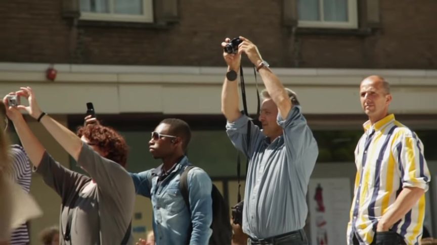 哇嘎哇嘎音乐一起全大街人都停下了脚步,音乐一停该干嘛干嘛去吧