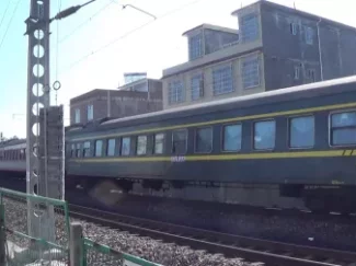 2017年大年初一拍车——DF4DK3107花老虎牵引K230次列车进入...