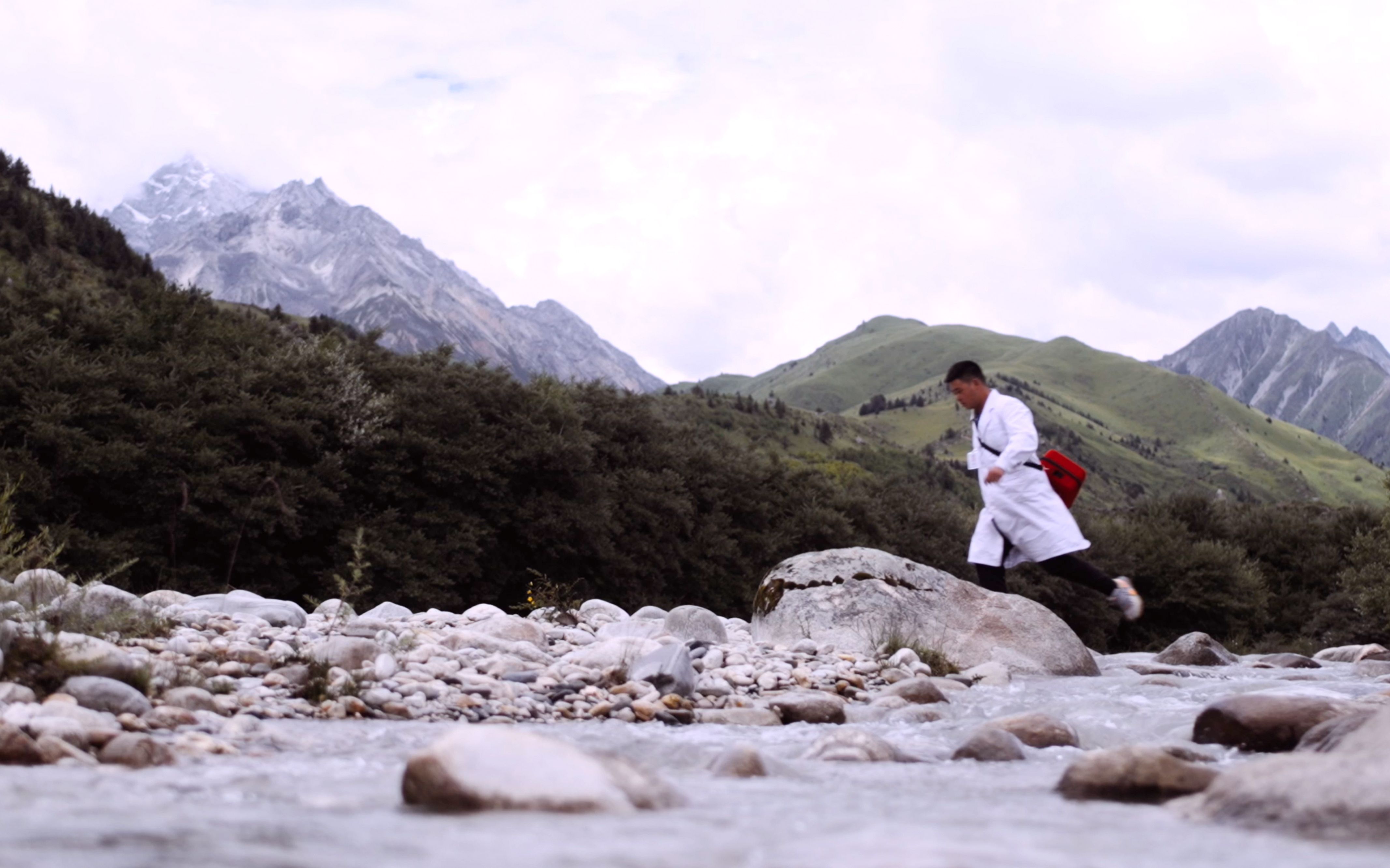 “健康守门人”—— 韩红基金会乡村医疗支持计划