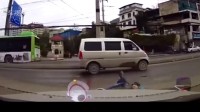 电动车逆行,被转弯车辆撞倒