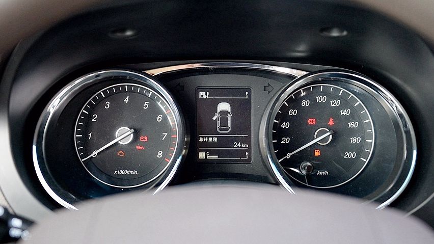 汽车故障解析:仪表盘亮黄色故障灯,汽修工分享正确解决方案