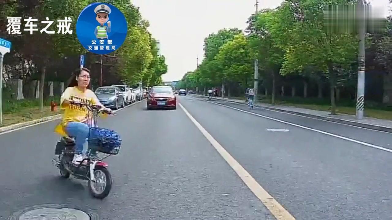 非机动车驾驶人要注意,这样随意横过机动车道,威胁自身安全,也妨碍...